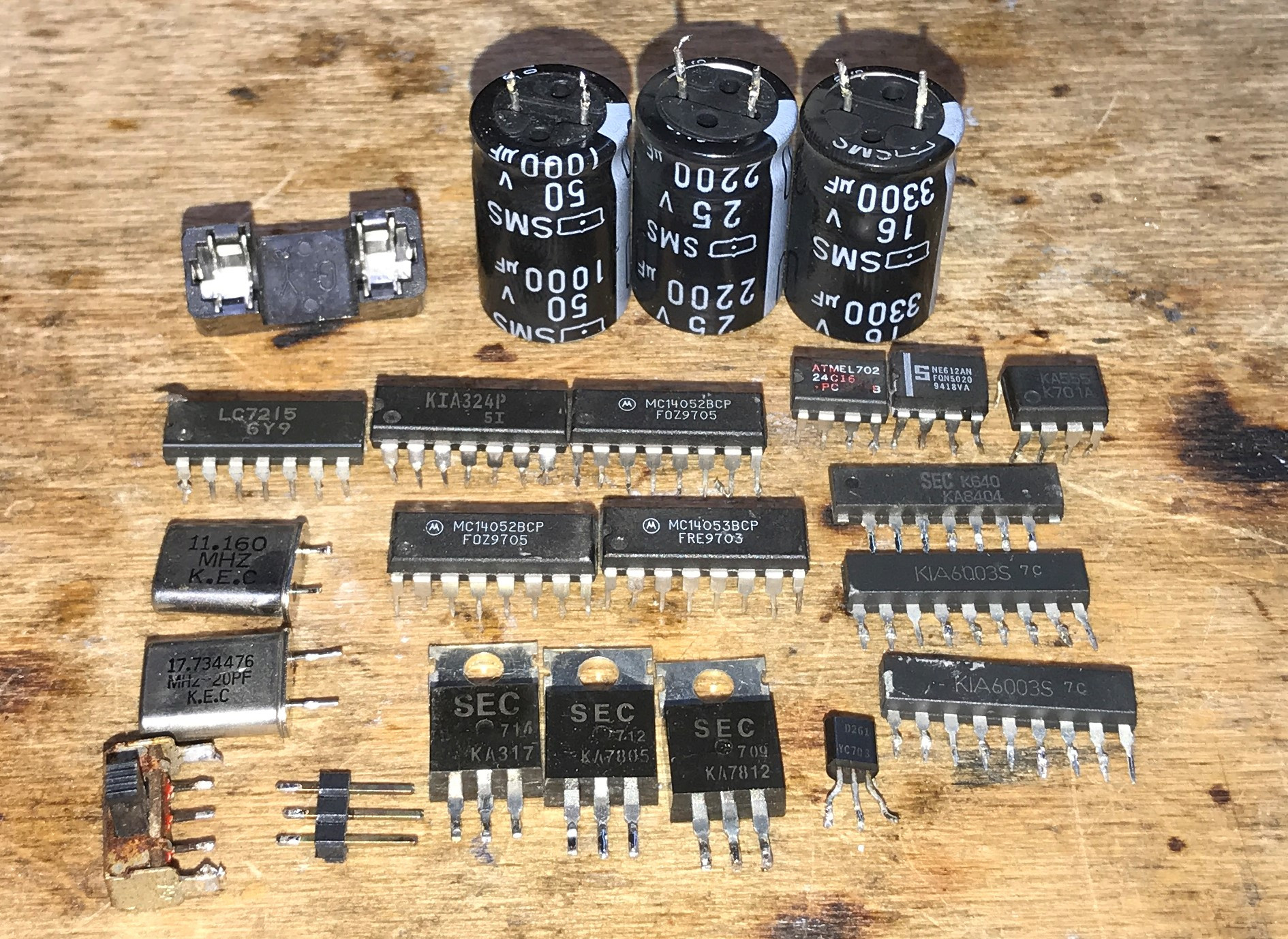 Stary tuner satelitarny Strong SRT-228 - wnętrze, odzysk części ze środka