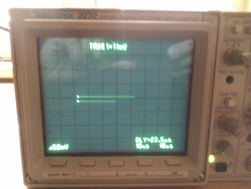 Tektronix 2232 - zwężony obraz po pomiarze napięcia na dzielniku focusa