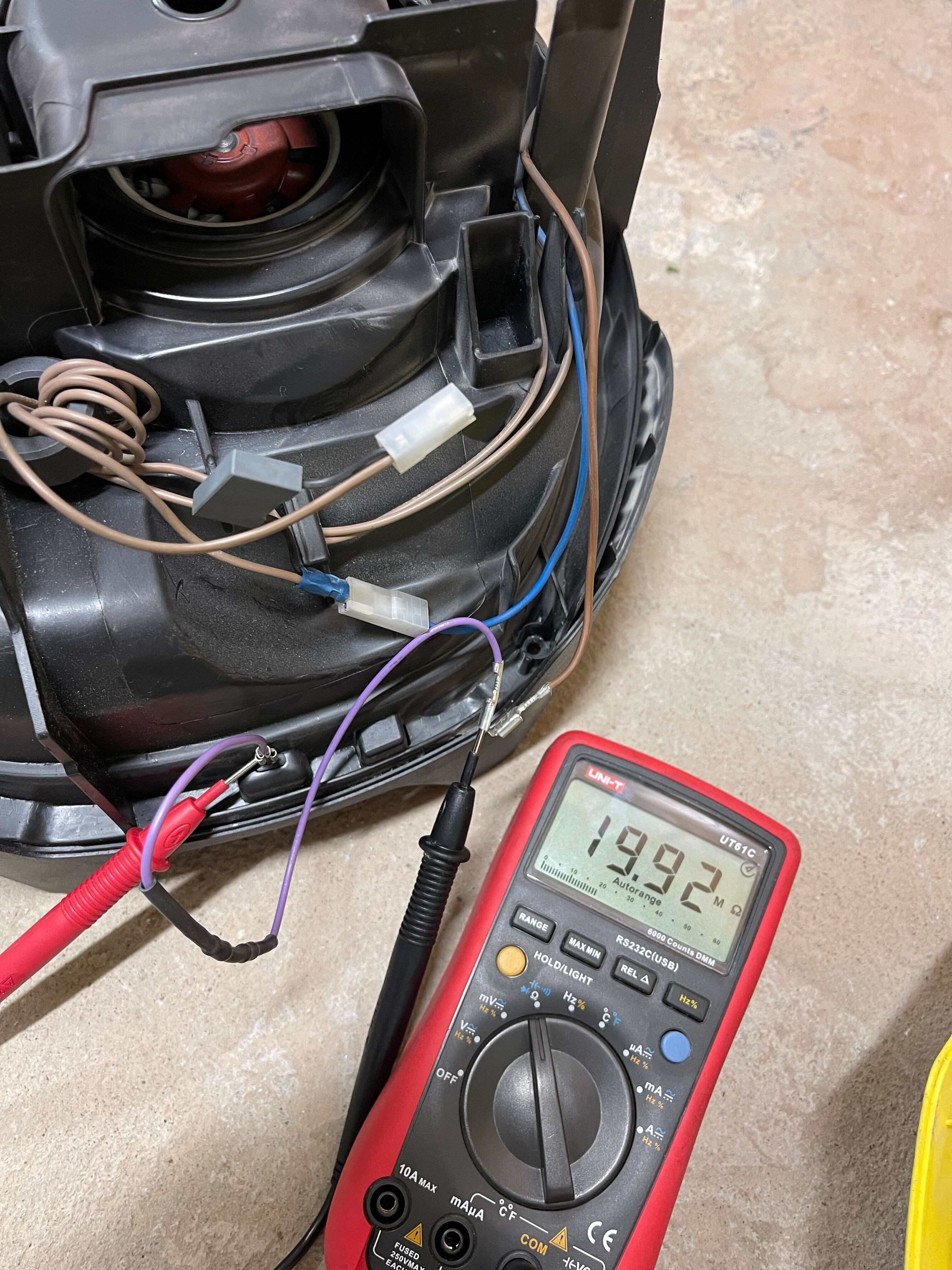 Karcher WD5 - odkurzacz połączenie obudowy z przewodem sieciowym