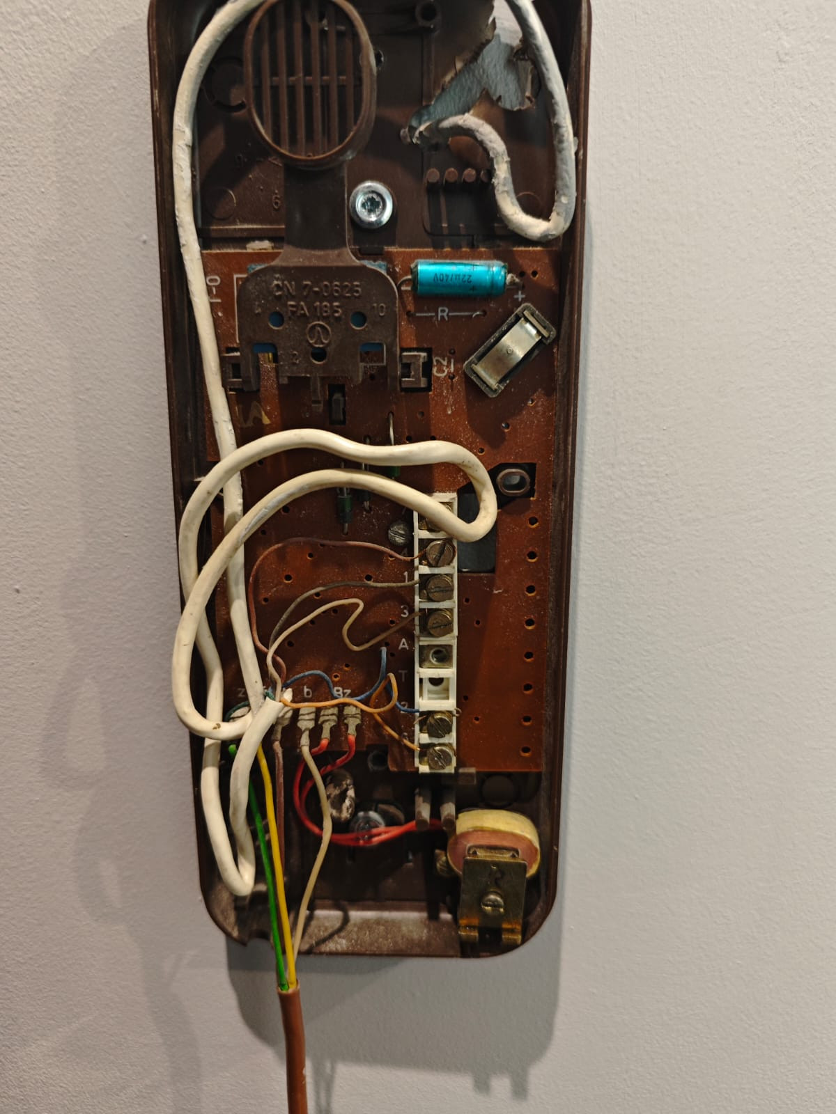 Jaki nowoczesny domofon pasuje do instalacji po Tesli?