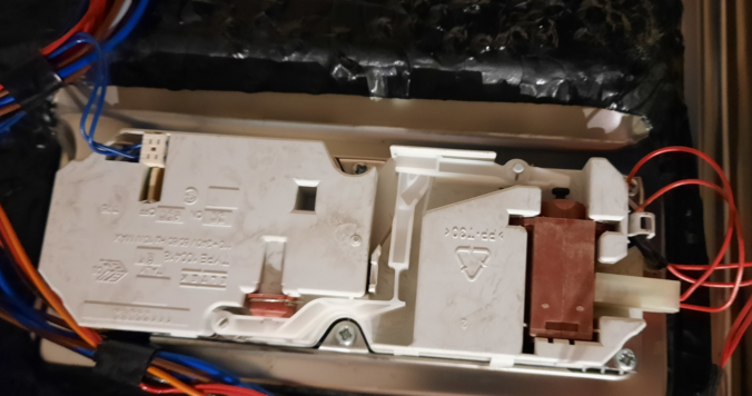 Zmywarka Electrolux ESL 47020 - wyciek nabłyszczacza z pojemnika