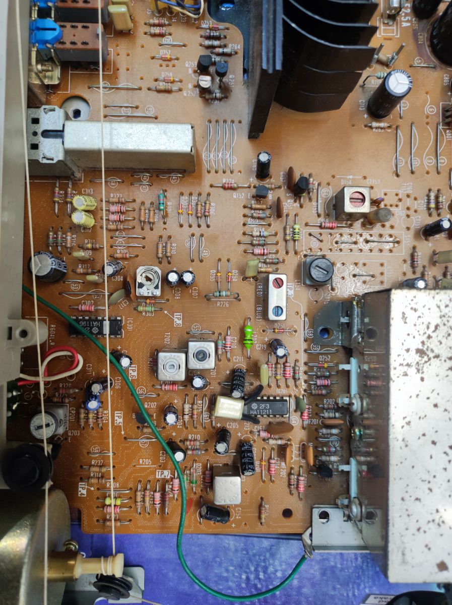 Hitachi SR-2001 – brak dźwięku, grzejący się Q801 (2SD330), napięcia ...