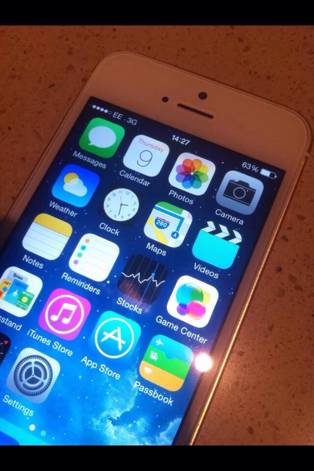 Iphone 5s -zolta plama na lcd widoczna na bialym tle