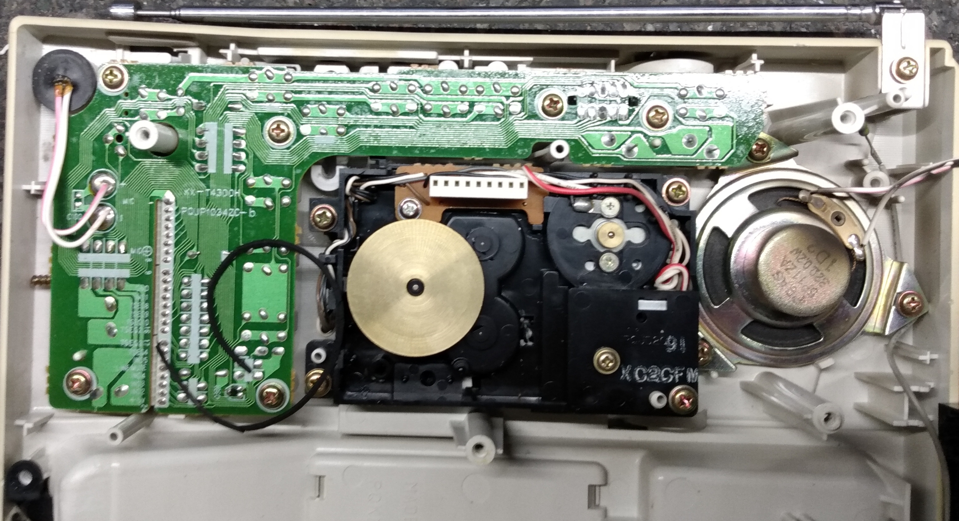 Stacjonarny telefon bezprzewodowy Panasonic KX-T4300H, zaglądamy do środka