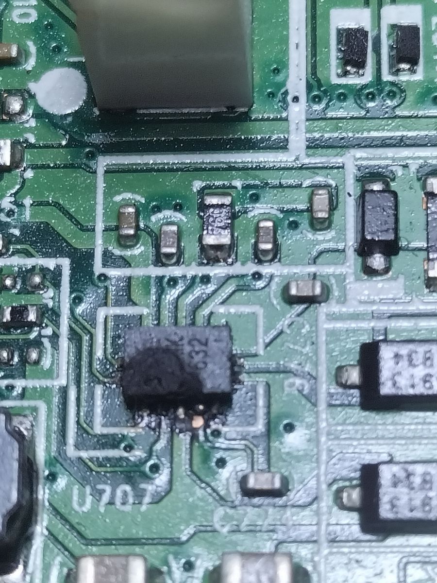 Philips 32PFS6805/12 - nie włącza się, spalony element na płycie ...