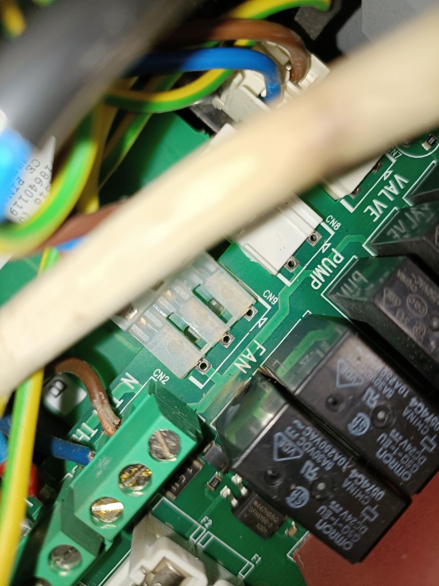 Buderus U 042-24K spalony przekaźnik od wentylatora