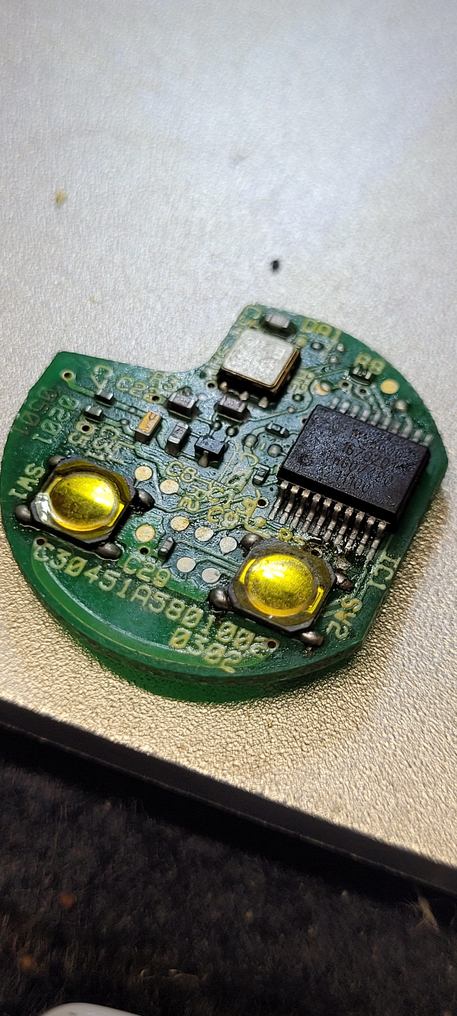 Jaki rezystor R3 jest w pilocie C30451a5801002 od Opla?