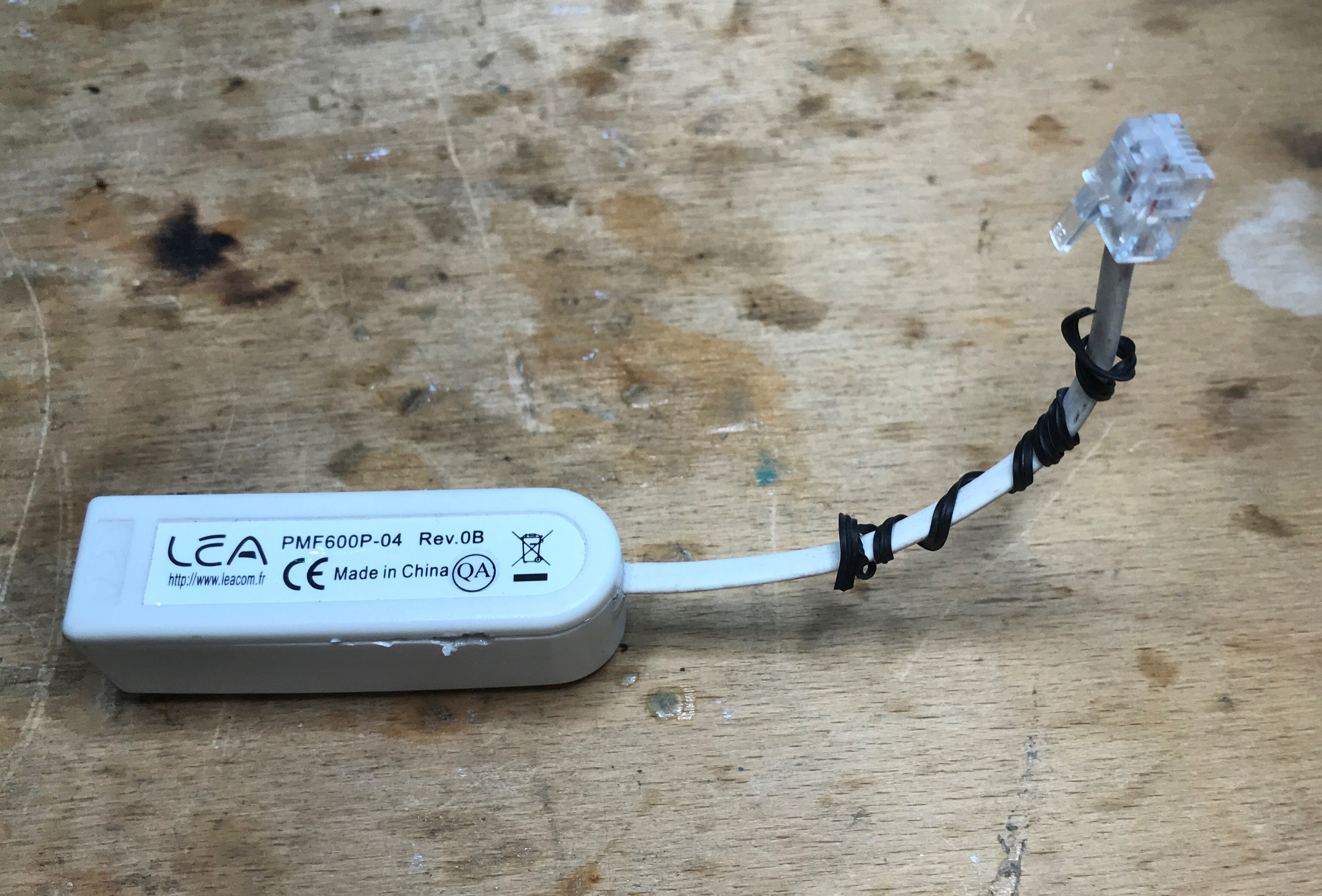 Wnętrze telefonicznego filtru, mikrofiltru ADSL model PMF600P-04