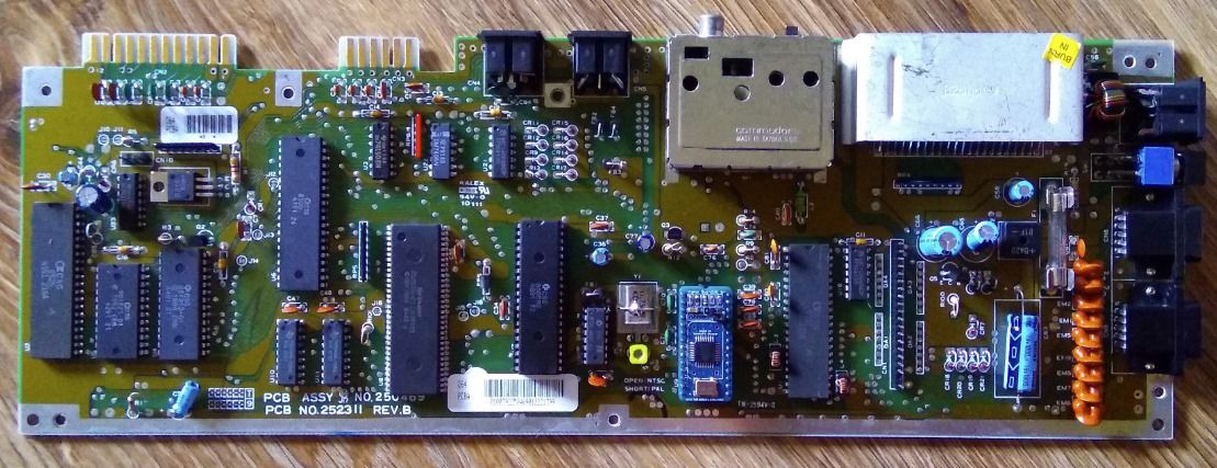 Jak bezpiecznie wyczyścić płytę główną Commodore 64 po 20 latach?