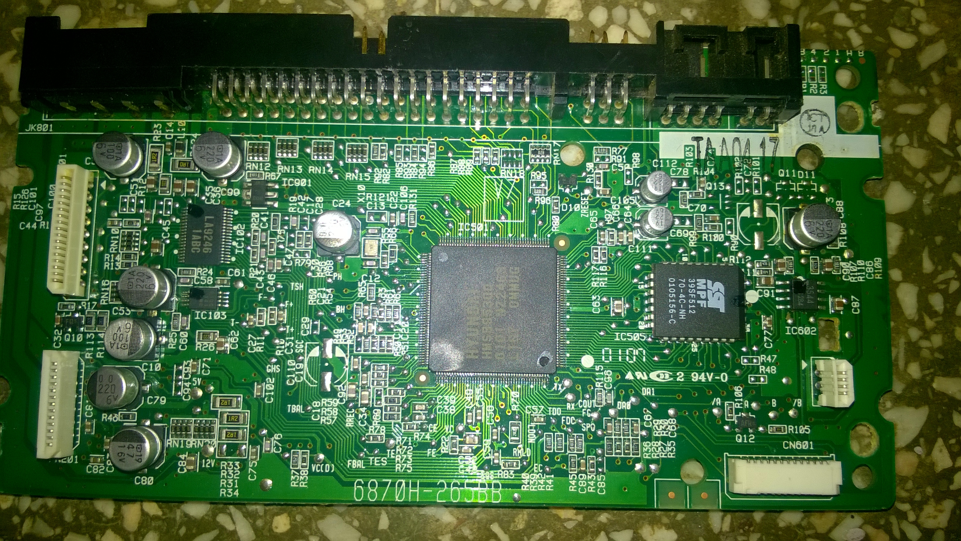 Dlaczego CD-ROM LG 52X nie włącza się po zwarciu na zasilaczu ATX?