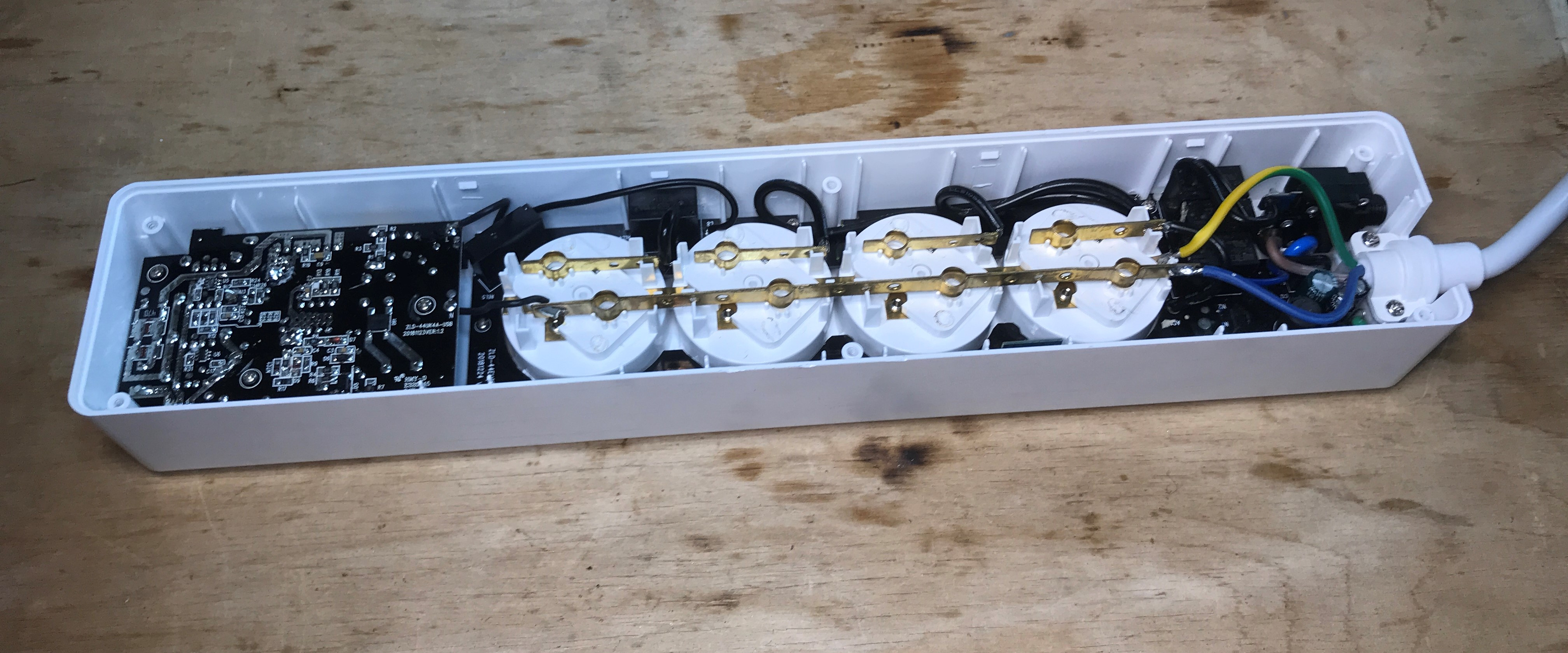 [TYWE2S/ESP8266] Czterogniazdowa listwa z USB sterowana przez WiFi Woox ...