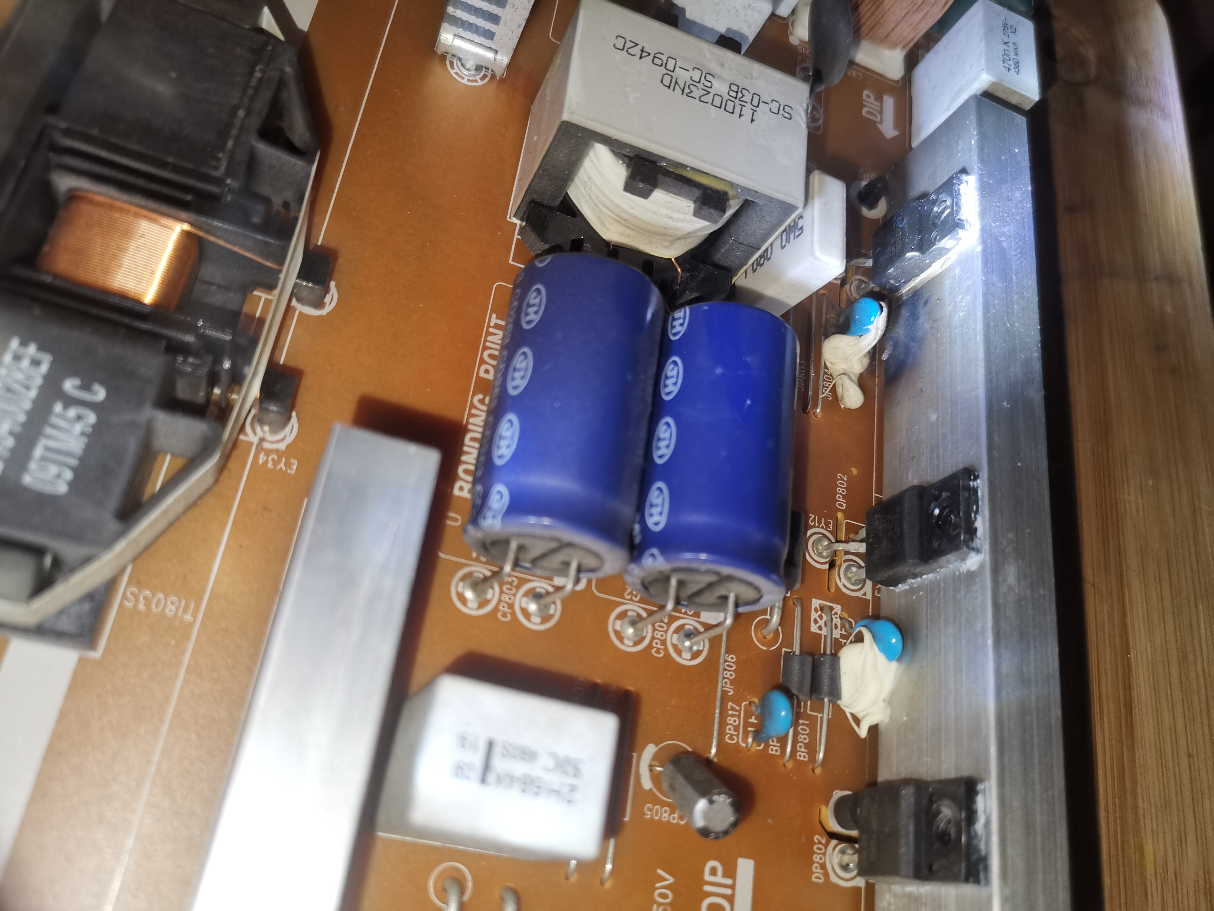 Spalony kondensator w telewizorze Samsung LE40B550A5W - czy można naprawić samodzielnie?