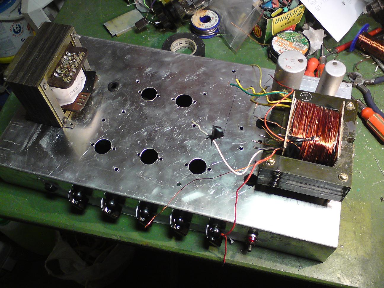 Czy napięcie anodowe 300V jest bezpieczne dla lamp 6P43P-E we wzmacniaczu?