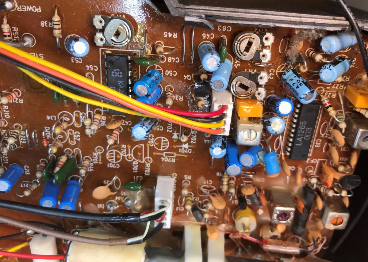 Wnętrze radia SCR-428PLL Intersound, reanimacja, czyszczenie potencjometrów