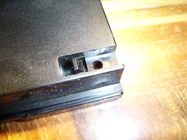 Sony FH-B55CD - Jak wygląda spód tacki CD i mechanizm zatrzymania?