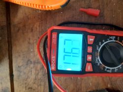 Po podpięciu prostownik inwertoroweg do akumulatora 12V napiecie ...