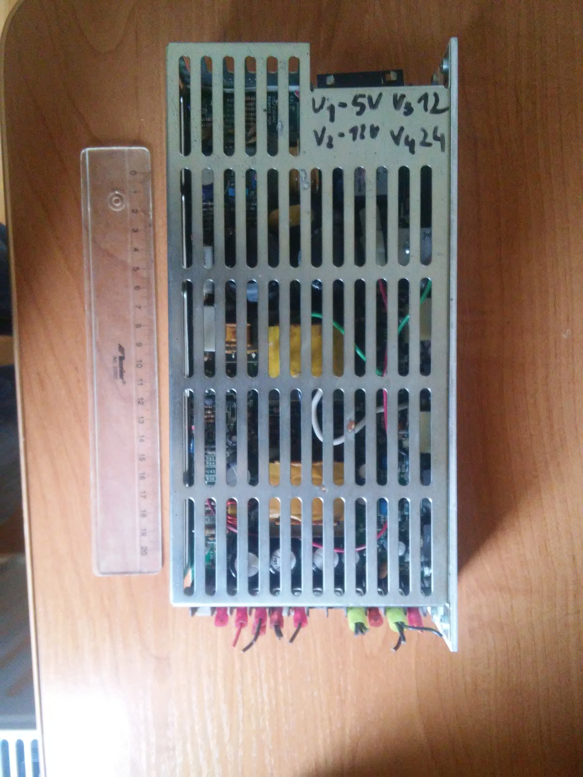 Specyfikacja mocy i prądów wyjściowych zasilacza SSI STM200-1024-4