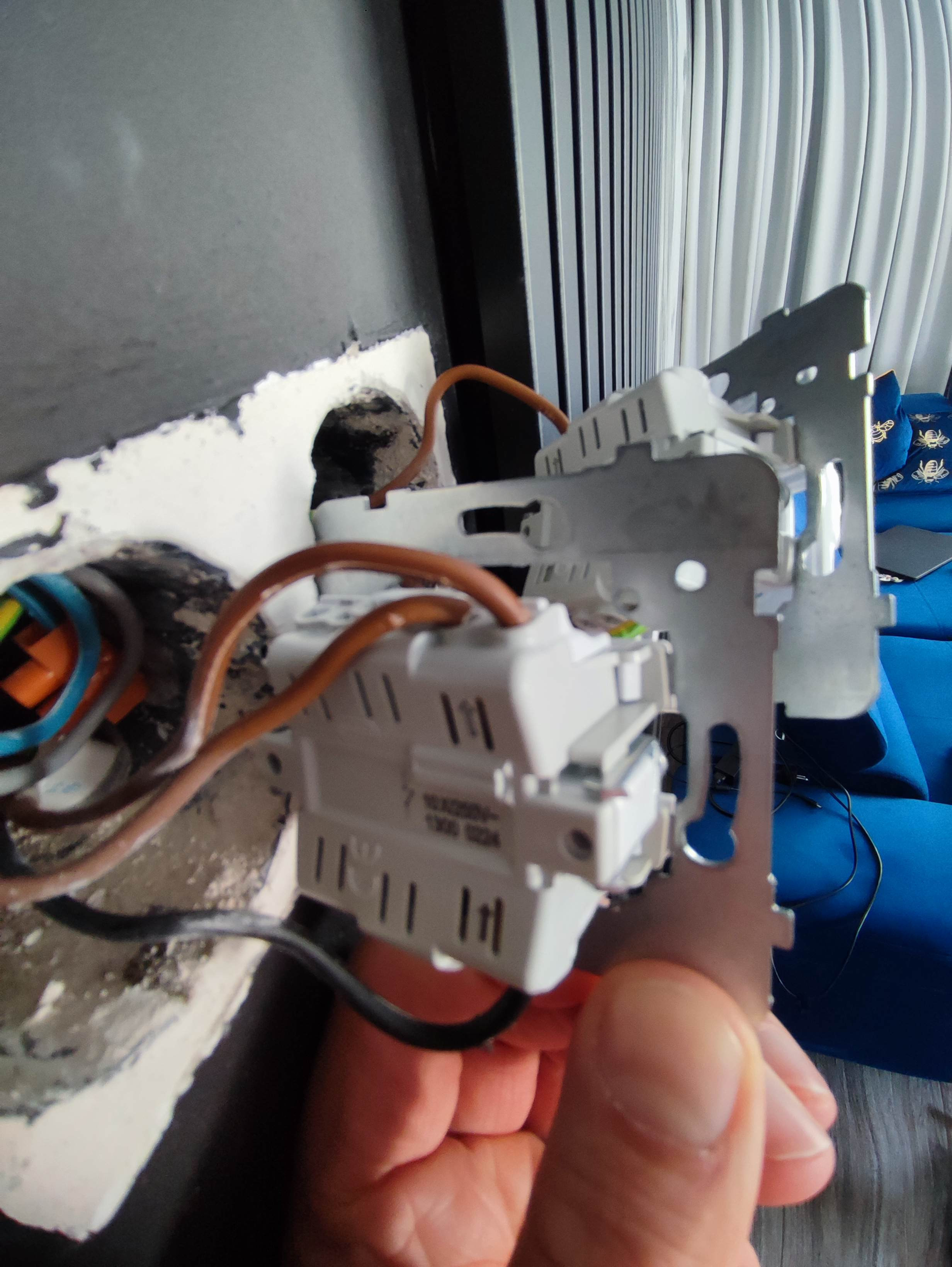 Jak prawidłowo podłączyć wyłącznik schodowy? Inne schematy.