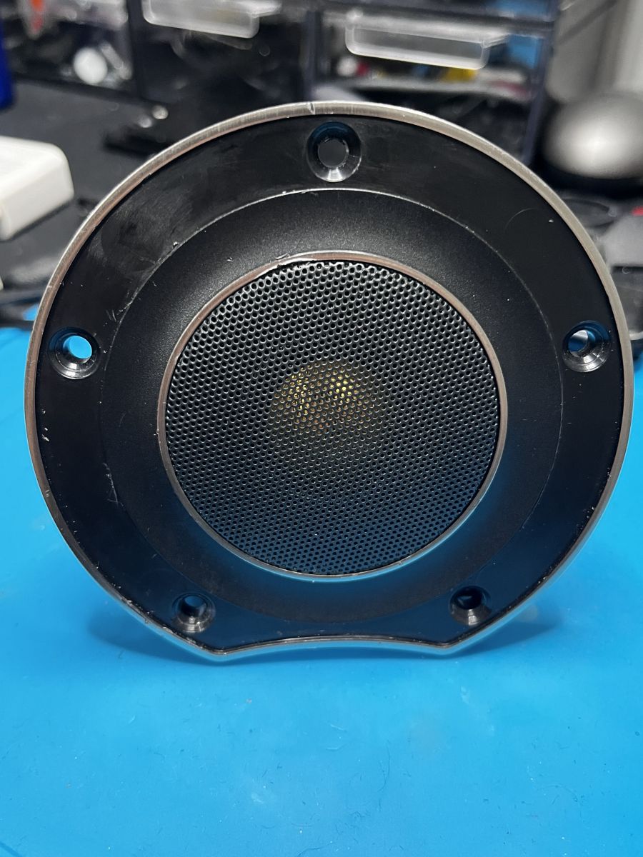 Jak otworzyć tweeter w Monitor Audio Silver RX8 do naprawy?