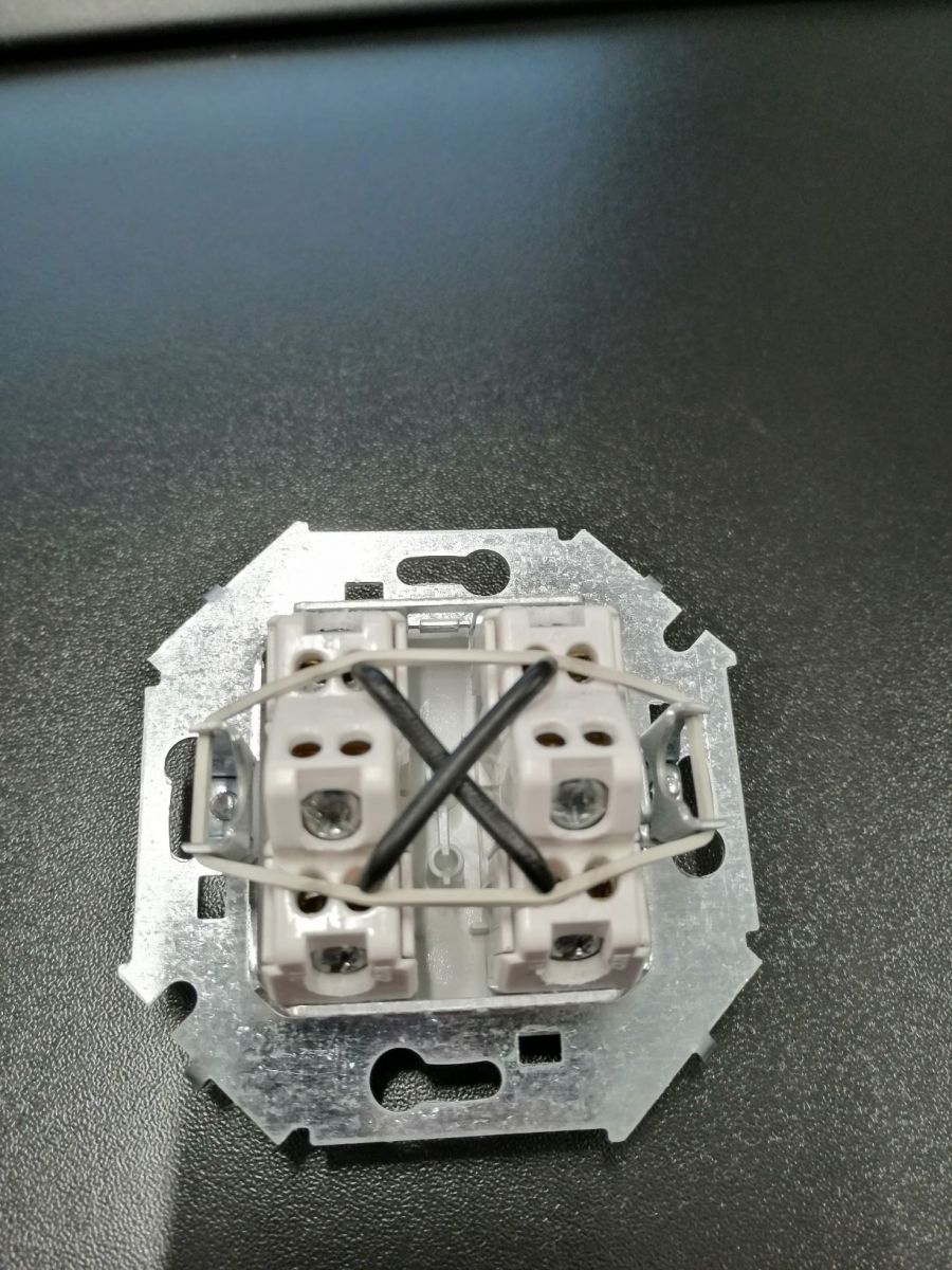 Podłączenie włącznika krzyżowego Simon 15 - pytanie o zaciski i przewód ...