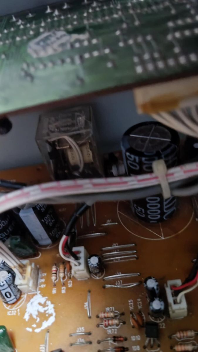 Cat CS900 – po czyszczeniu wzmacniacz nie załącza wyjść, buczenie dźwięku