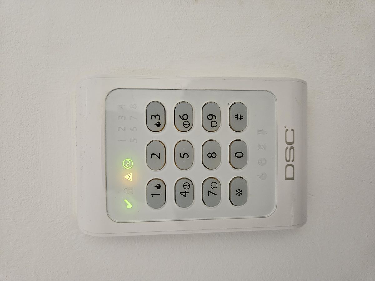 Alarm DSC – żółty trójkąt, co oznacza i jak skasować?