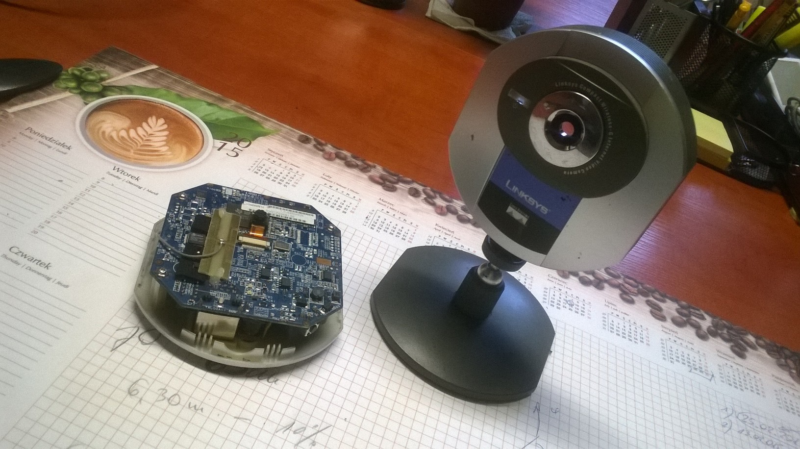 Element na obudowie kamery Linksys WVC54GC – czy to antena WiFi?