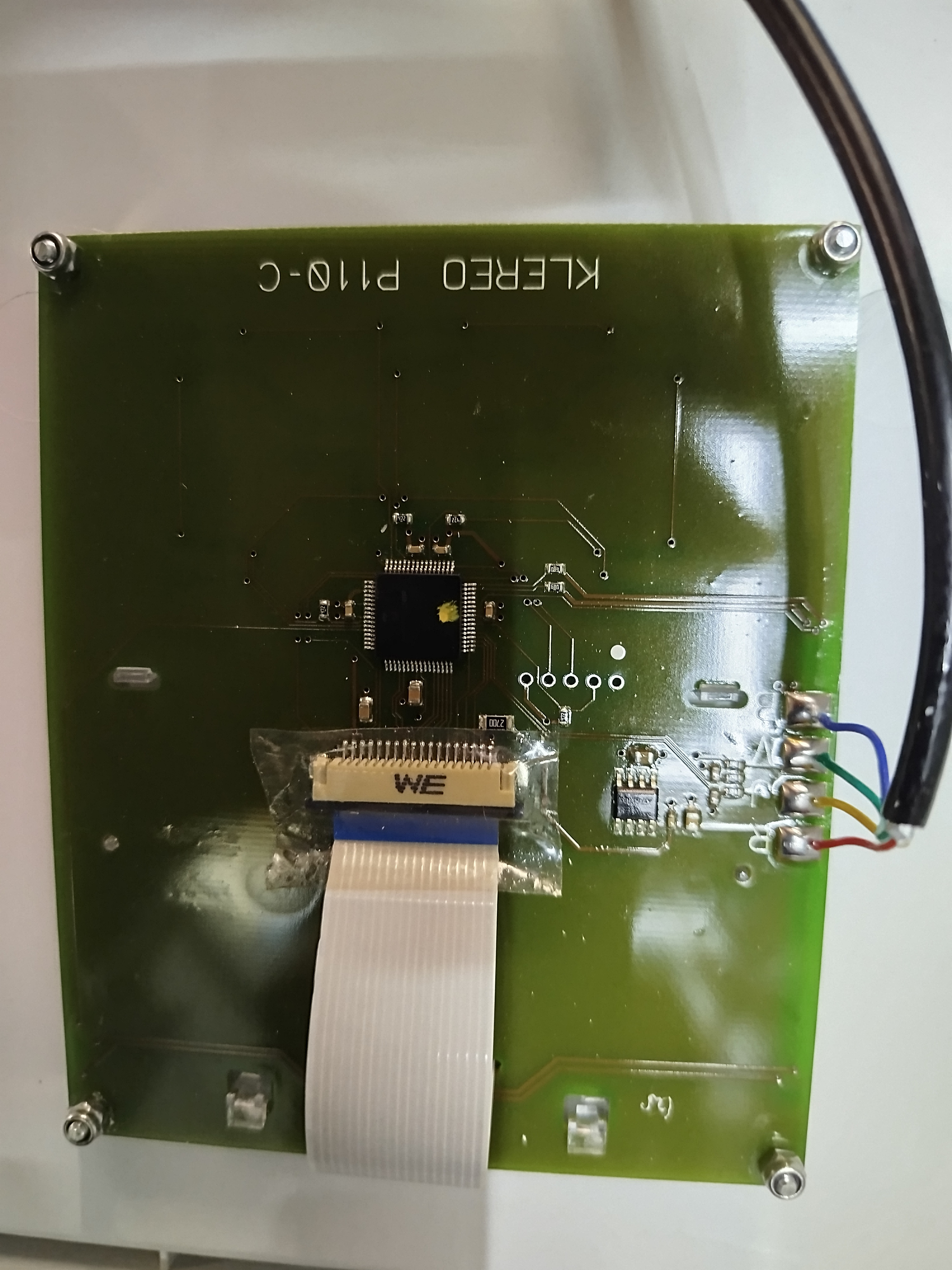 Gdzie znaleźć i jak wymienić wyświetlacz z załączonego zdjęcia?