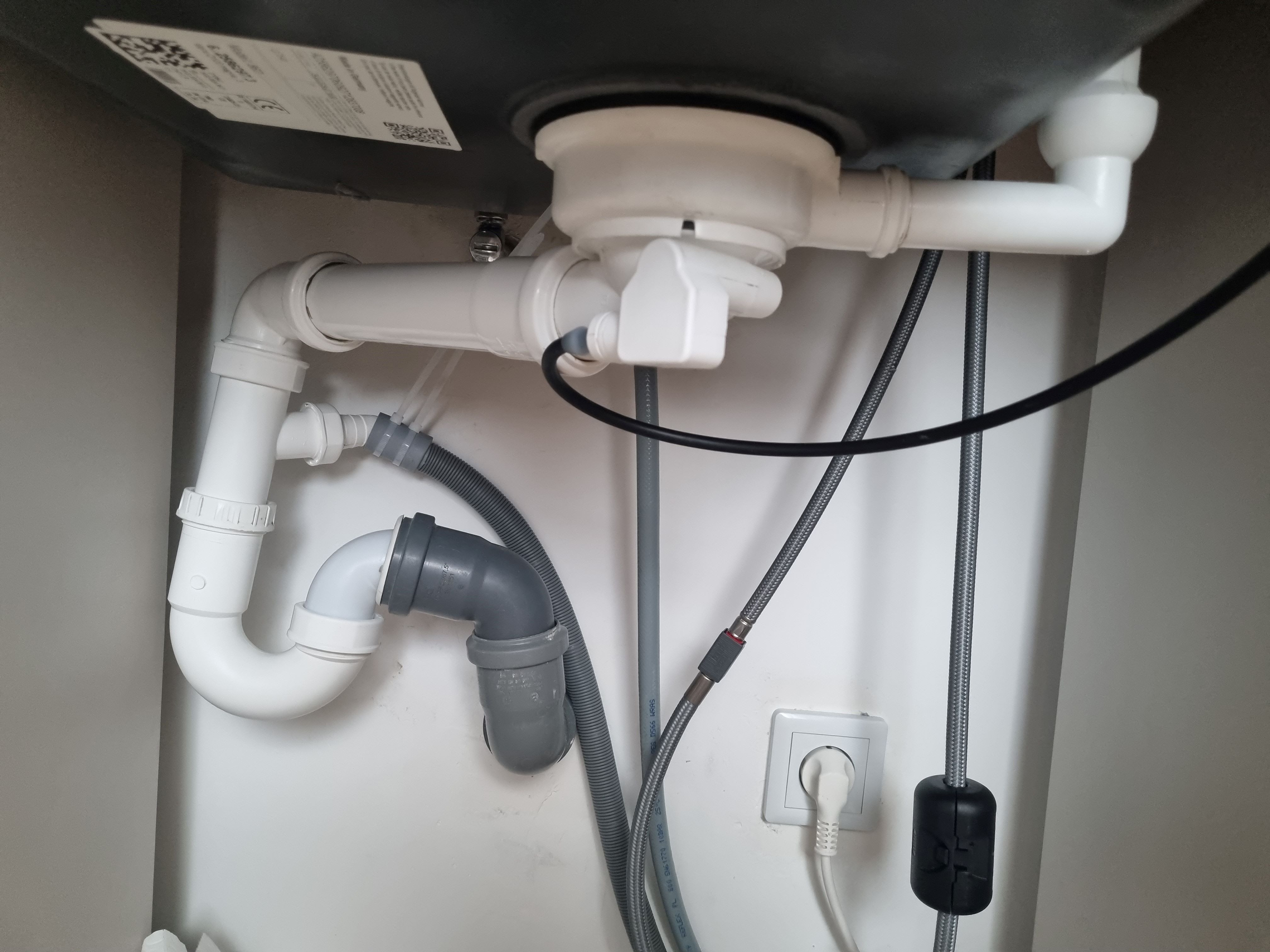 Hałasujący syfon pod zlew i pralkę - jak wyeliminować bulgotanie?