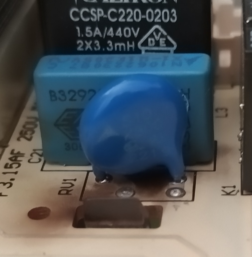 Układ zabezpieczający przeciw przepięciom z MOV S20K250, S20K275 i ...