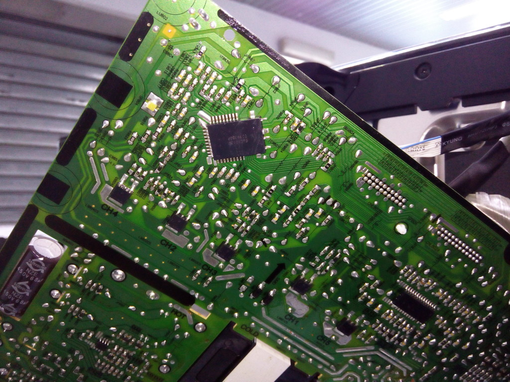 Samsung UE40F7000SZ - drgania świetlówki LED w górnej części obrazu