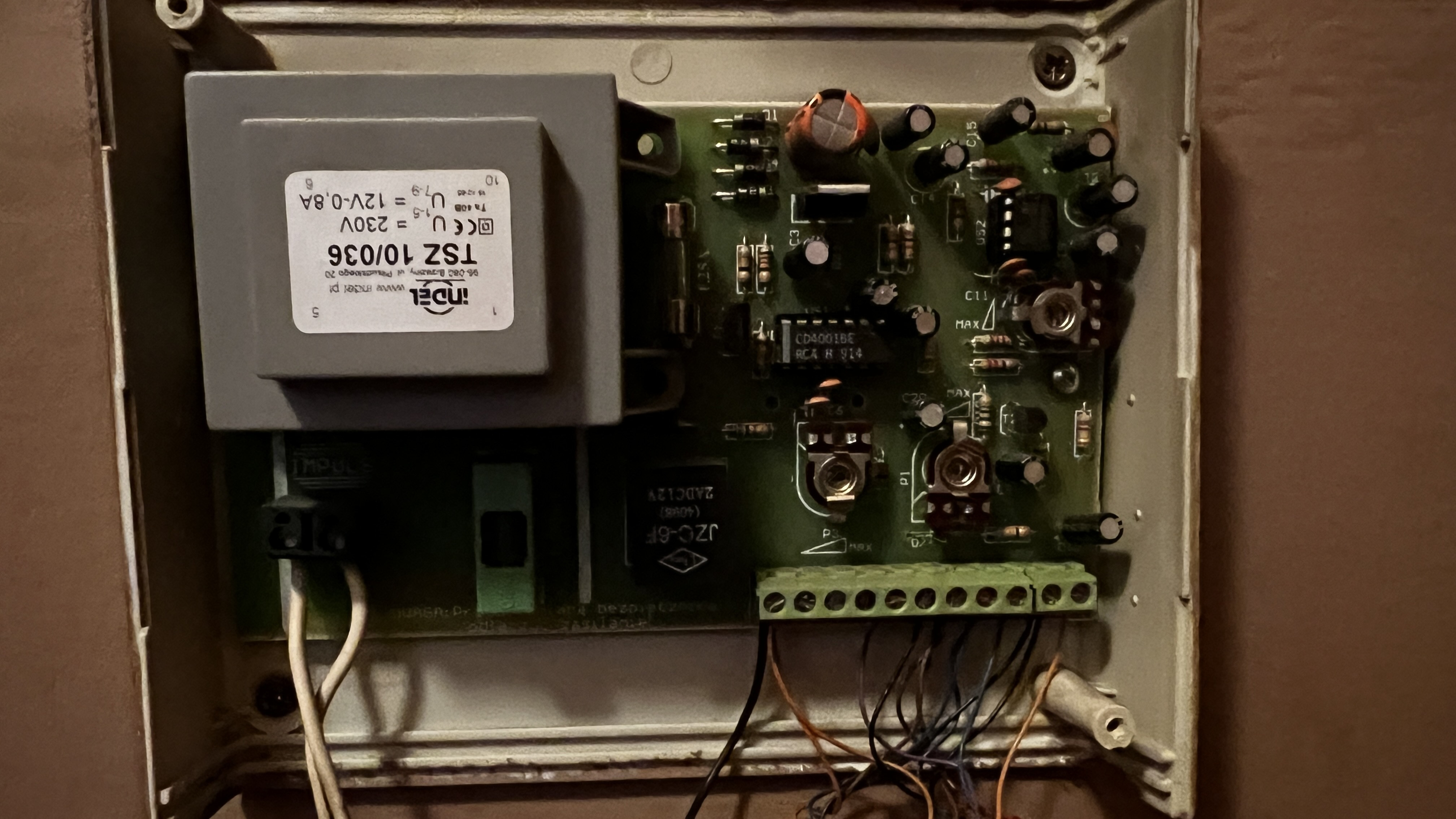 Stary domofon dwurodzinny z problemem elektrozaczepu - brak otwierania ...