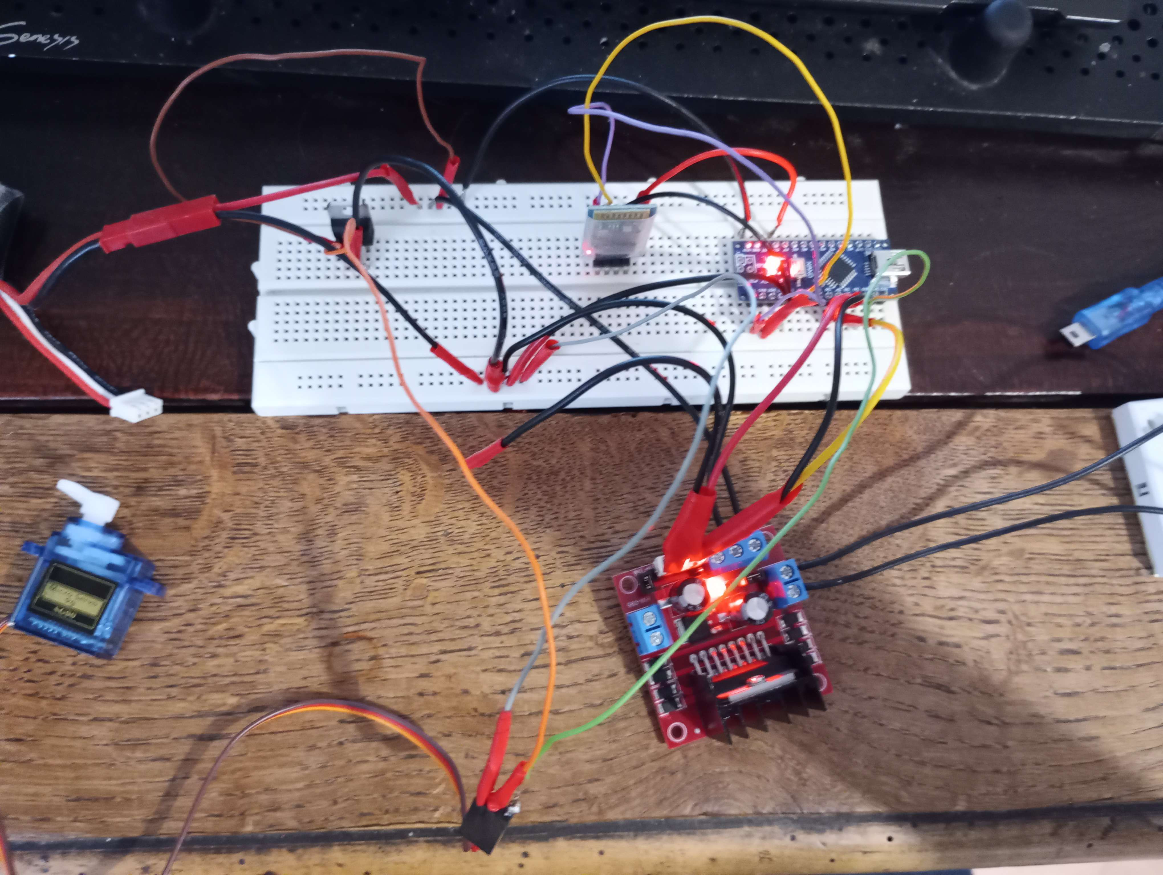 Integracja kodów Arduino dla sterowania serwem i silnikiem z modułem L298N