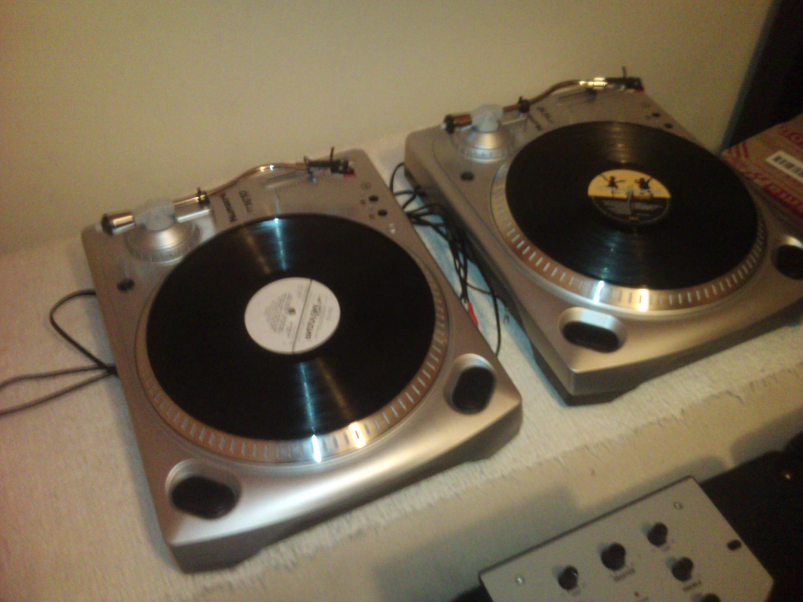 Zestaw DJ: Numark TT-1610, DM-950, Omnitronic DX-1222, 36 winyli – czy ...