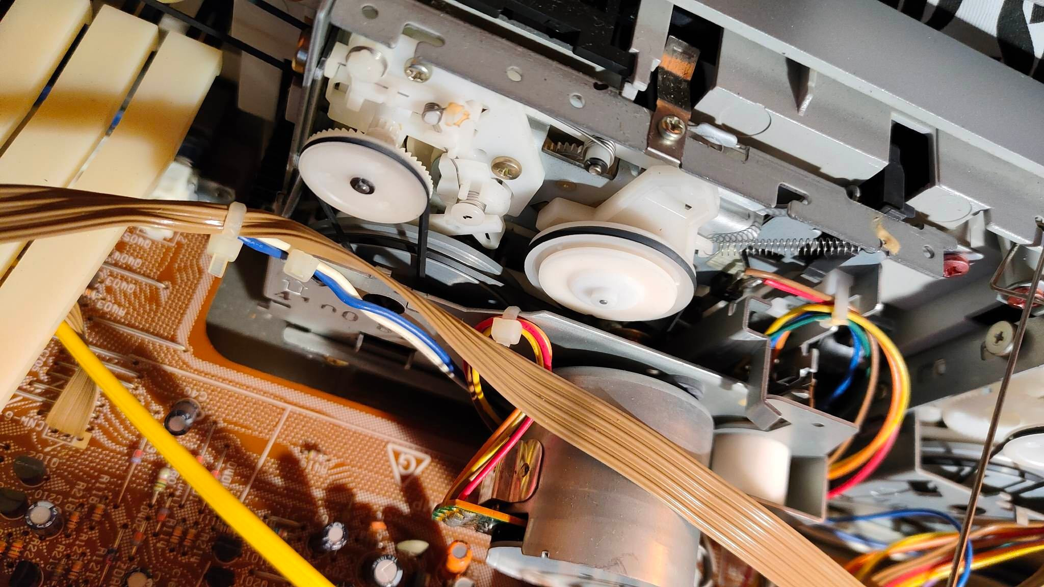 [Rozwiązano] Sharp RT-2323 - Problem z wkręcaniem kaset, lewa rolka ...