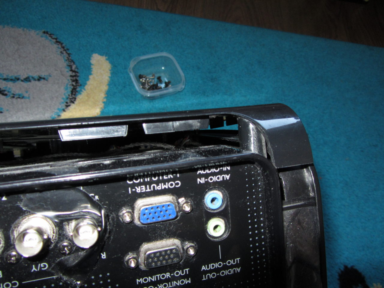 Jak zdjąć obudowę i pierścienie obiektywu w projektorze BenQ SH940/SP890?