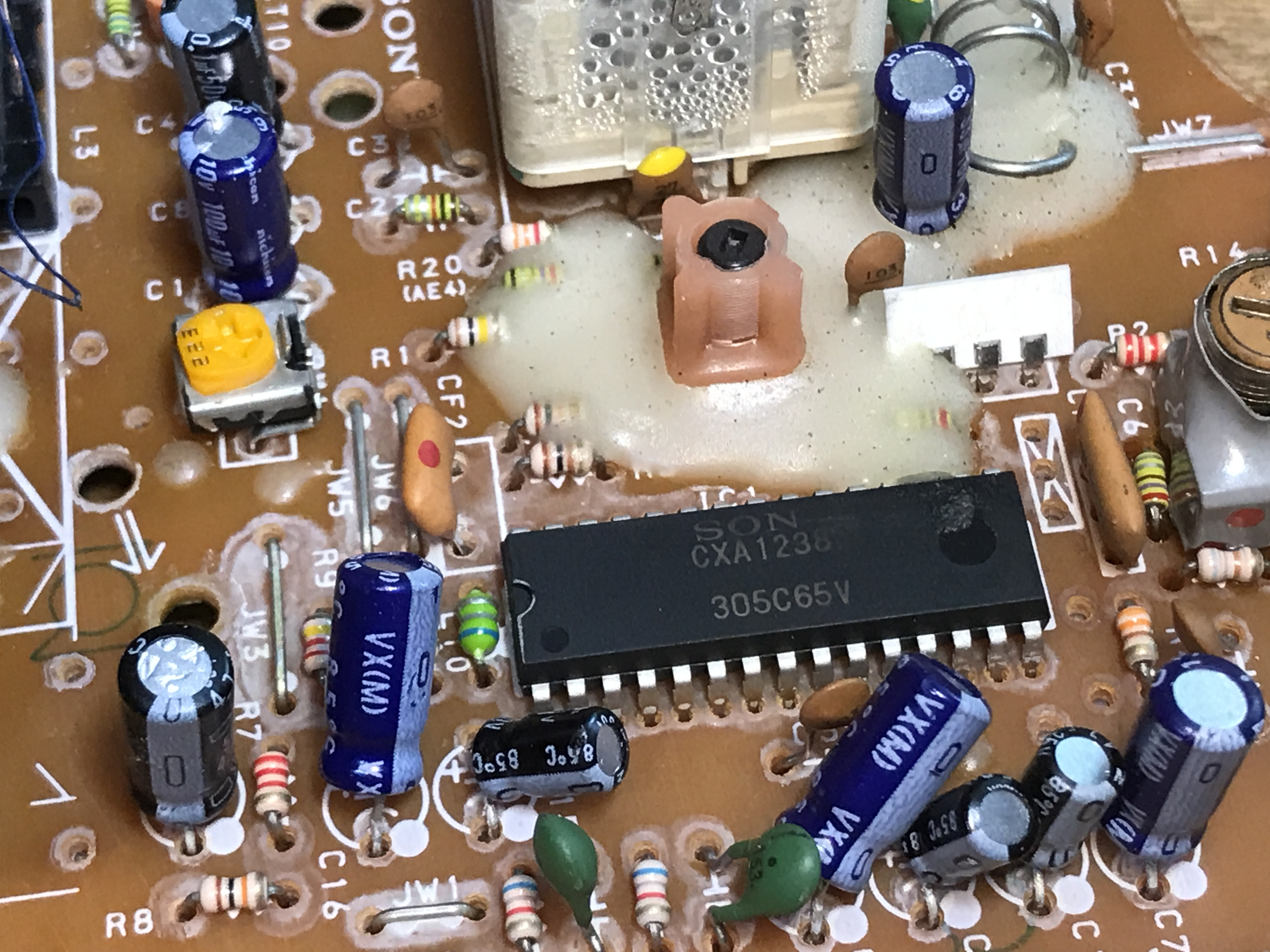 Porównanie wnętrz urządzeń: Radio Cassette Corder CFS-201L vs CFS-200L ...