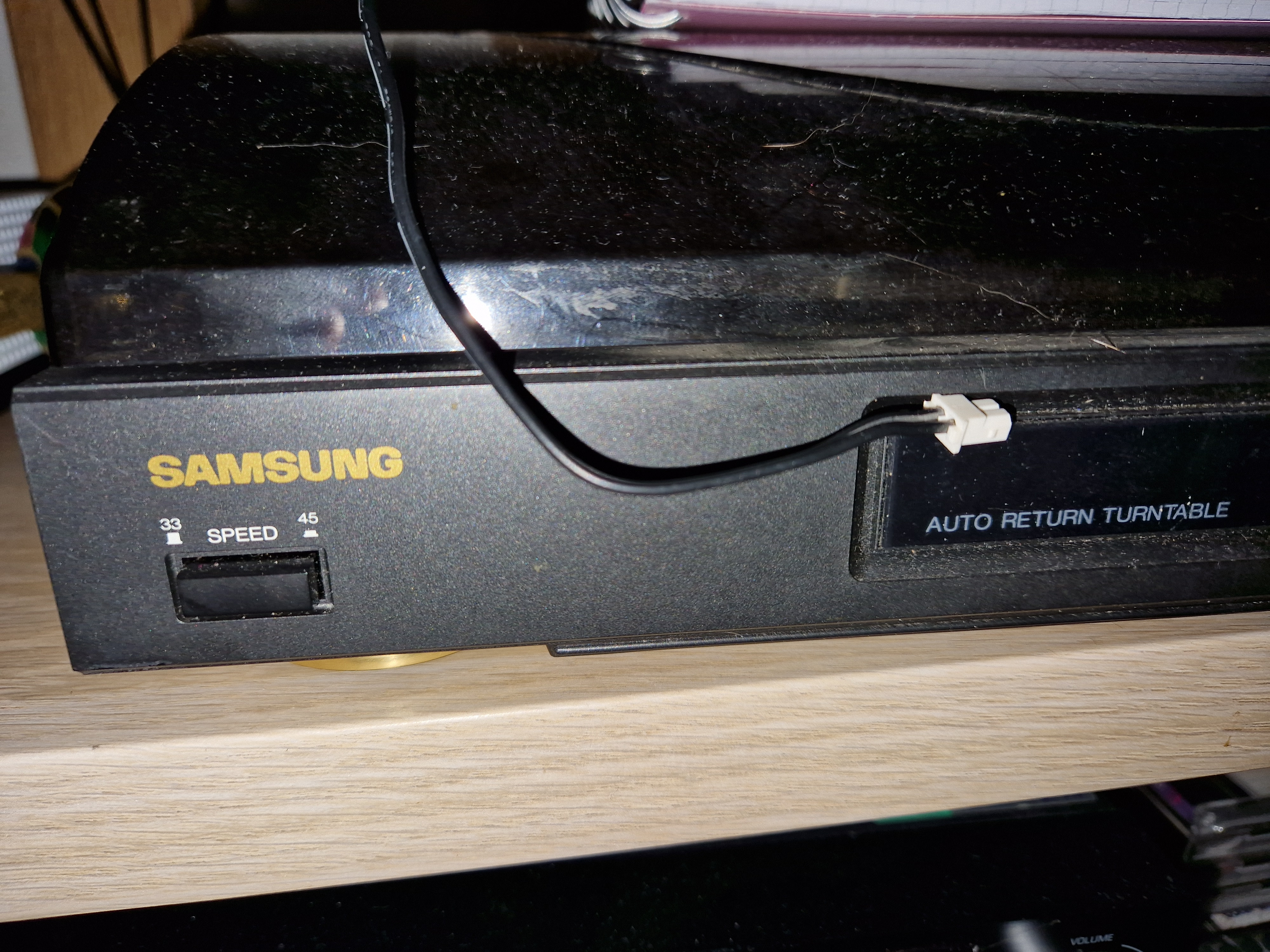 Jak podłączyć zasilanie do gramofonu Samsung PL-900 z 2-pinową wtyczką?