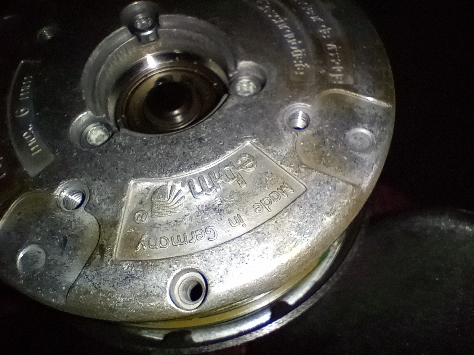 Regulacja prędkości wentylatora po podłączeniu do czerwonego i czarnego ...