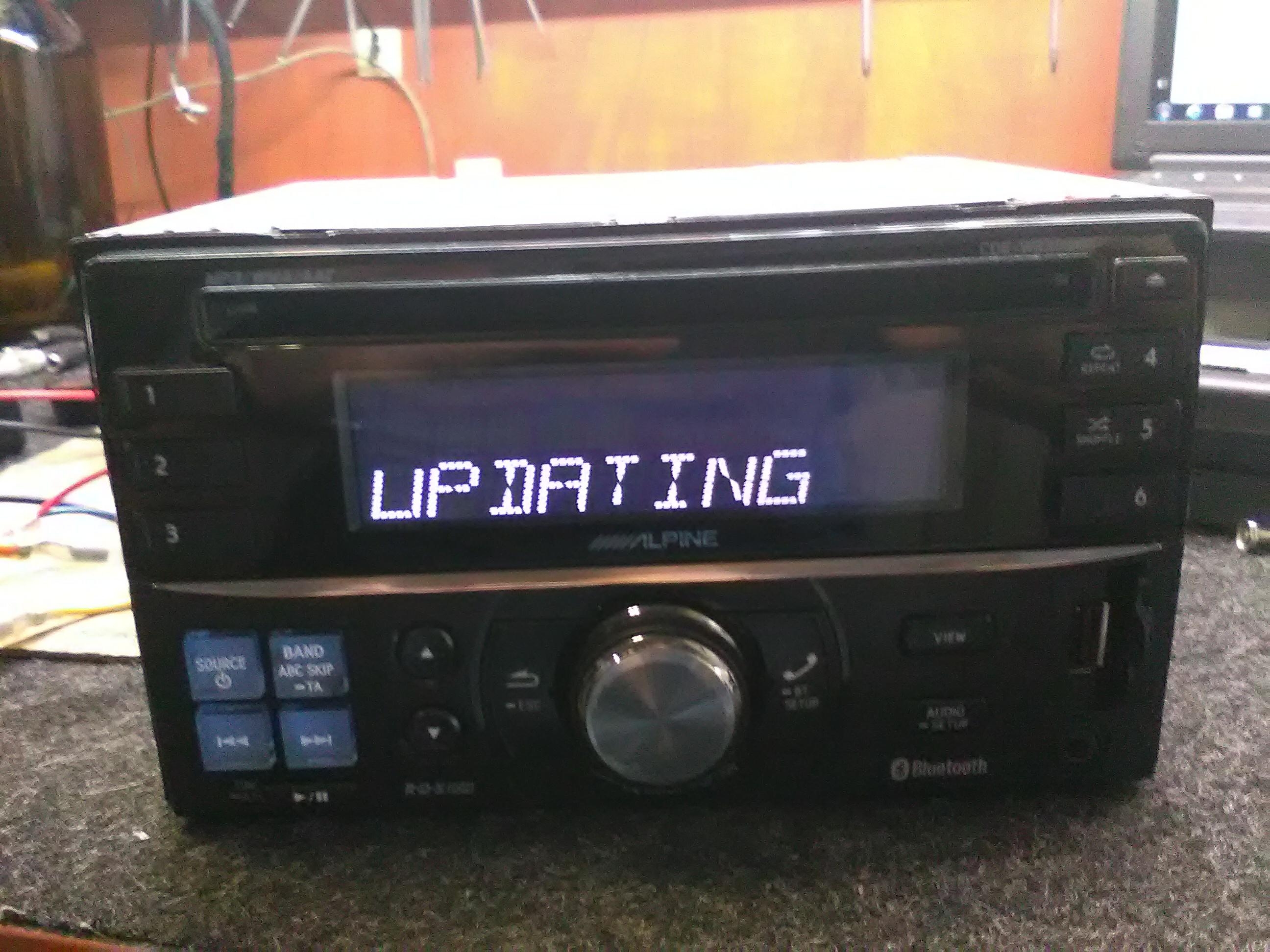 Alpine, CDE-W235BT - Na wyświetlaczu napis UPDATING