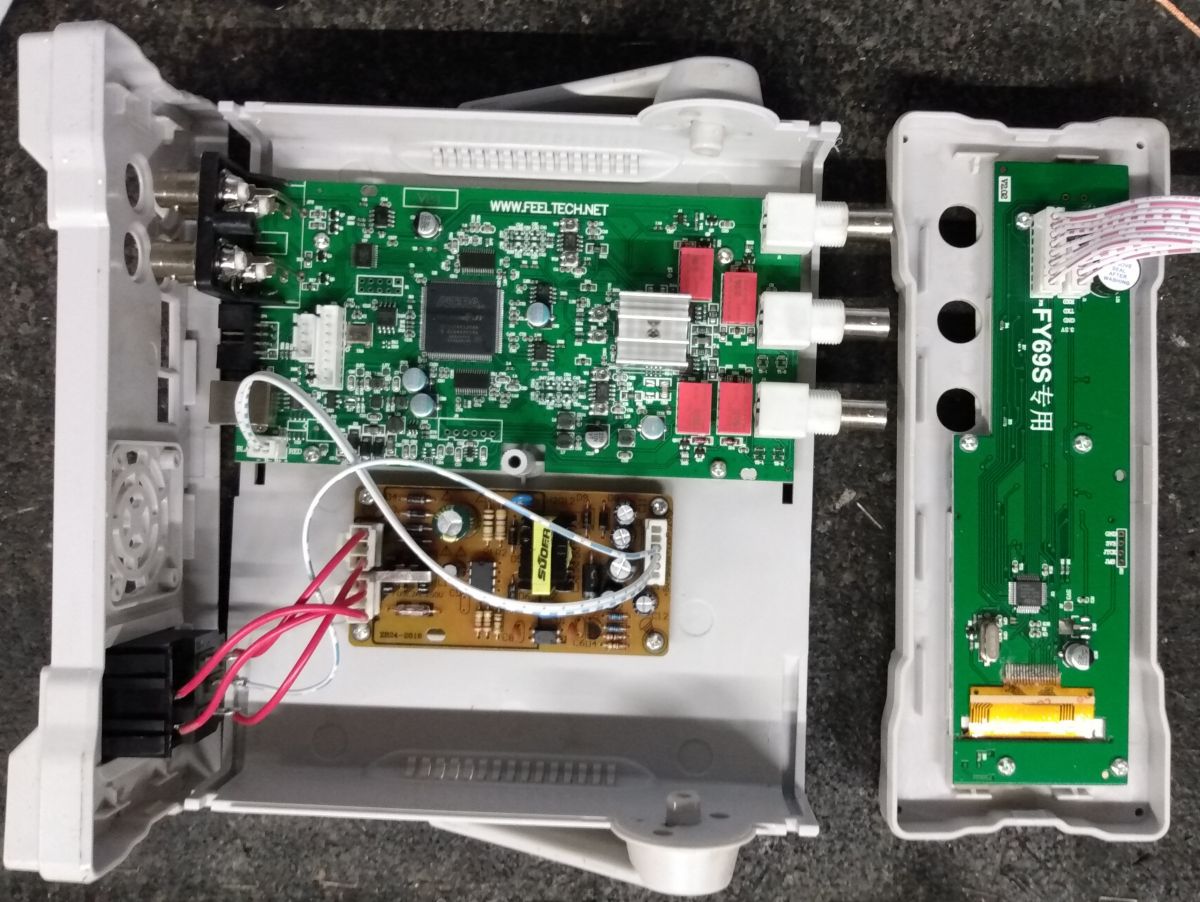 Wnętrze generatora FY6900-60 MHz, czyli rozpoznanie przed modyfikacją