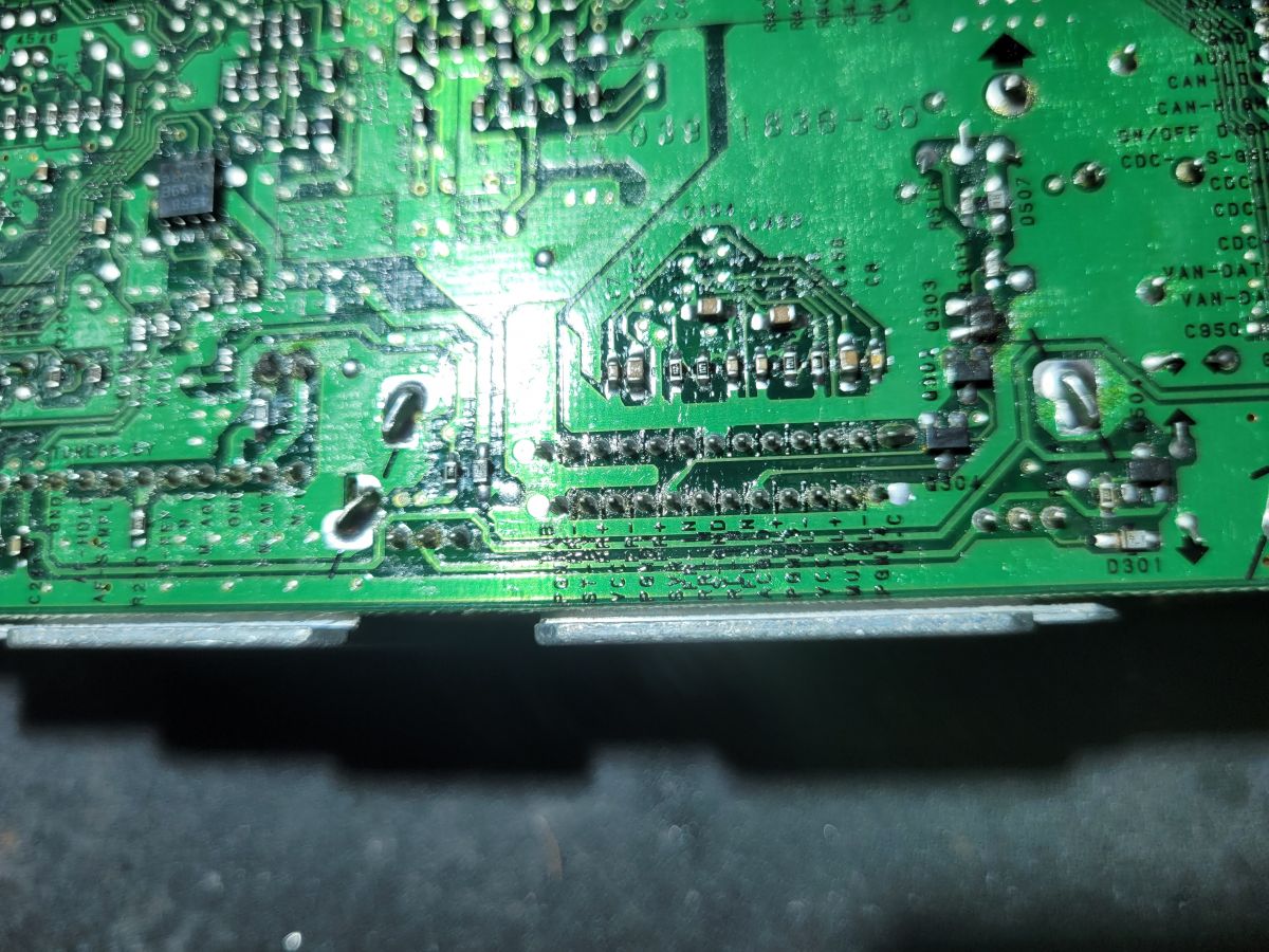 Jak wyciągnąć sygnał RCA z radia Peugeot 307 RT3 na wzmacniacze?