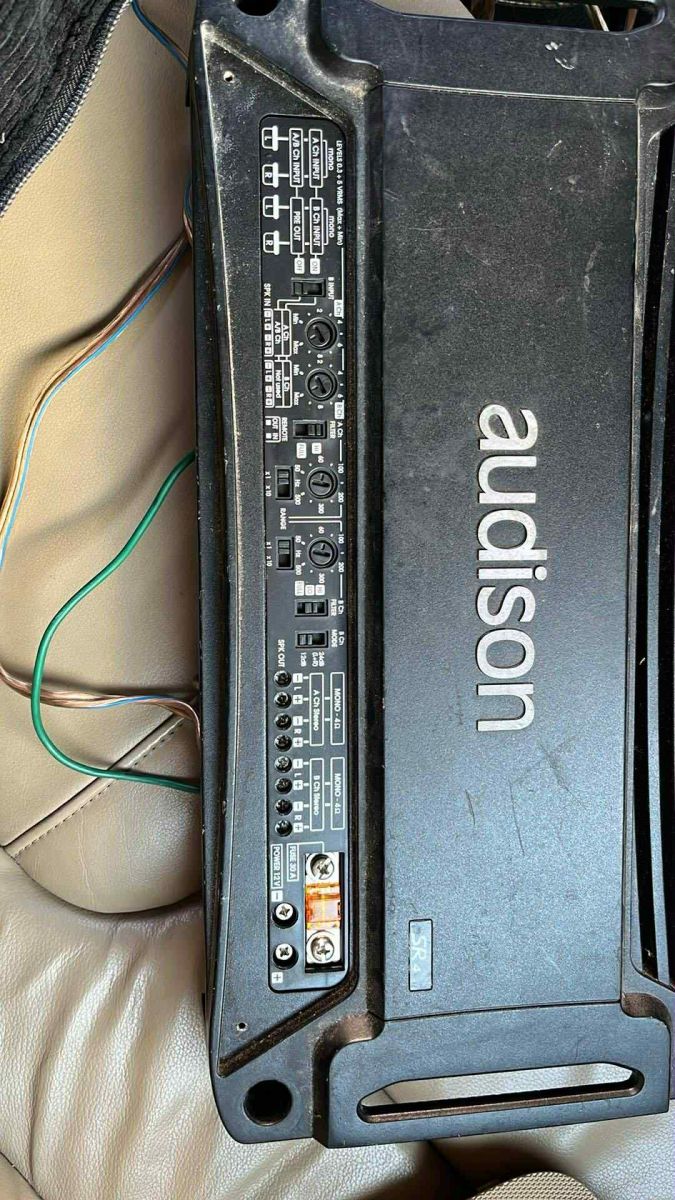 Jak zmostkować wzmacniacz Audison SR4 do subwoofera 500W RMS?