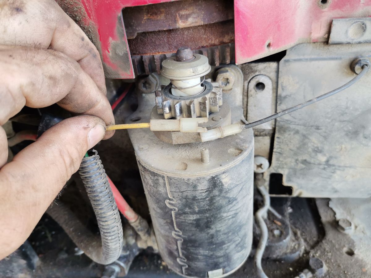 Jak podłączyć kable w traktorku-kosiarce przy wymianie silnika na ...