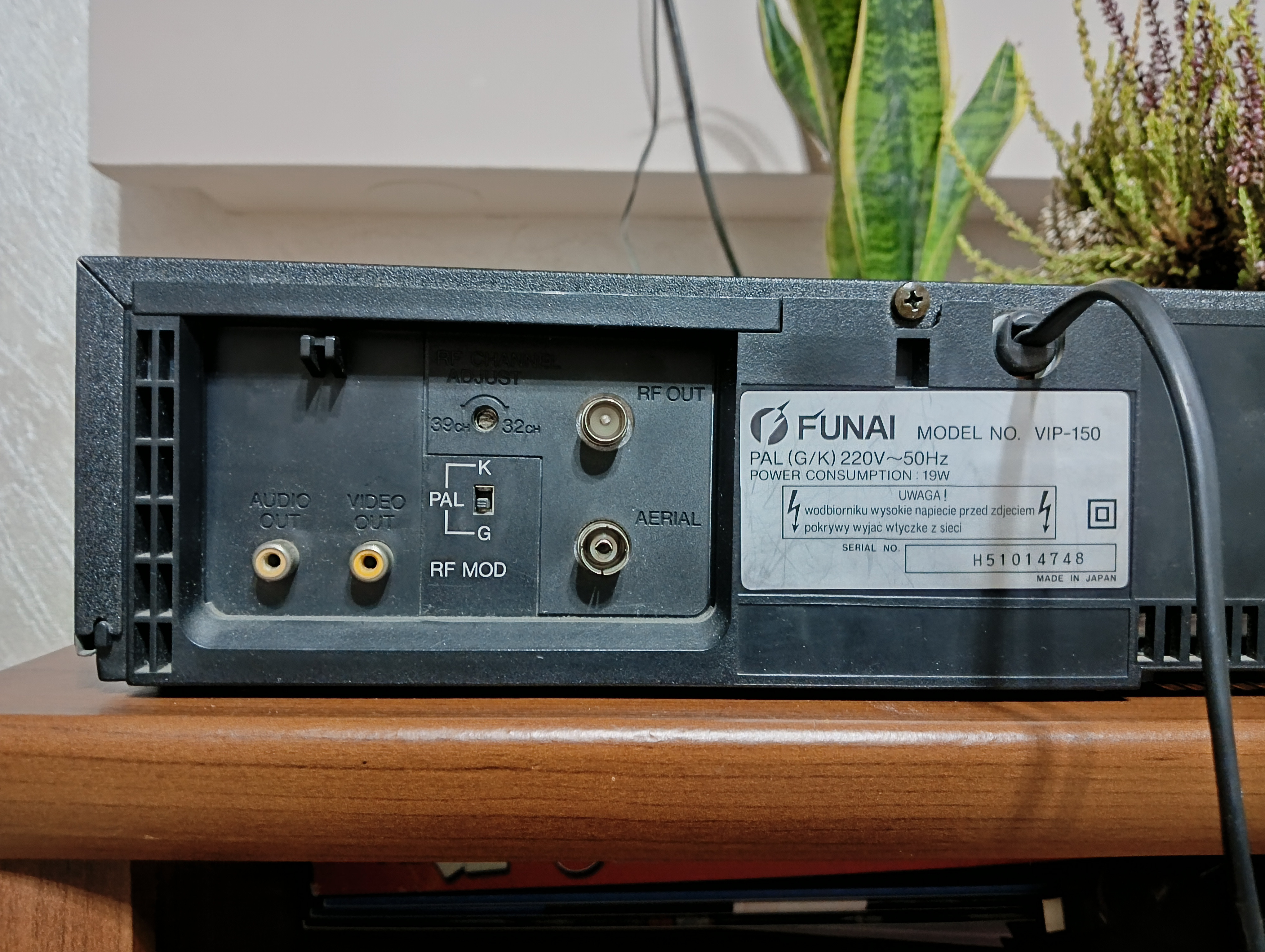 Jak podłączyć odtwarzacz VHS Funai do telewizora lub laptopa?