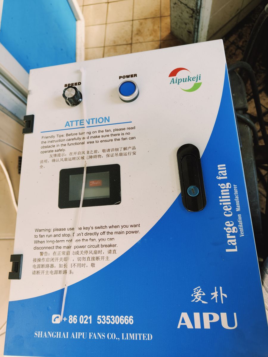 Jak podłączyć skrzynkę sterującą do wiatraka sufitowego Aipukeji ...