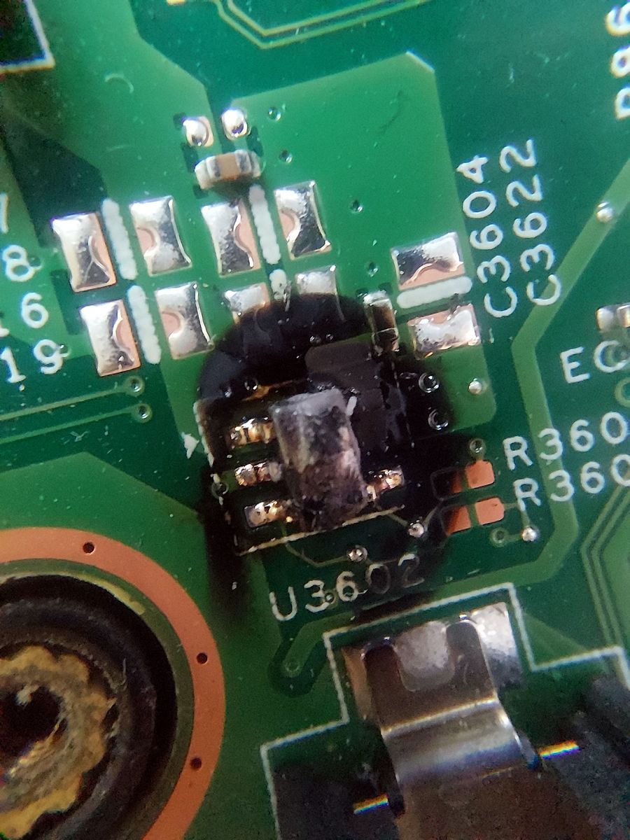 Lenovo Ideapad 700 15isk 80ru - spalony element na płycie głównej