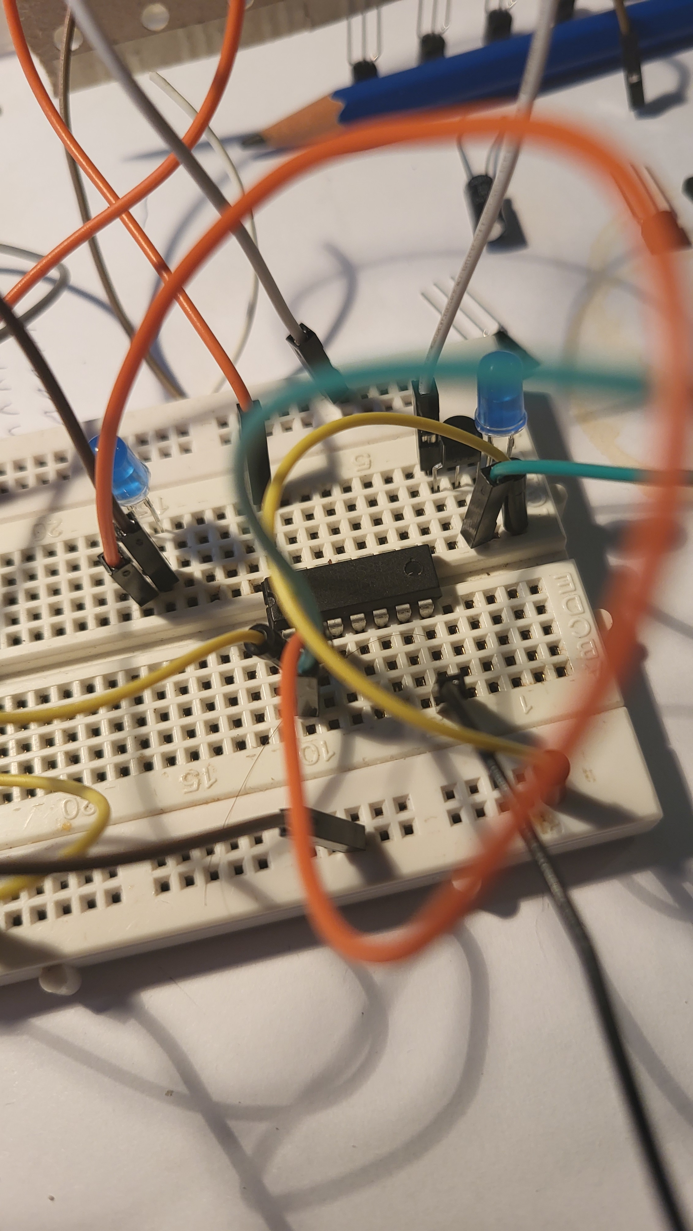 Jak dodać drugą diodę, aby uzyskać naprzemienne działanie? Bramka not.