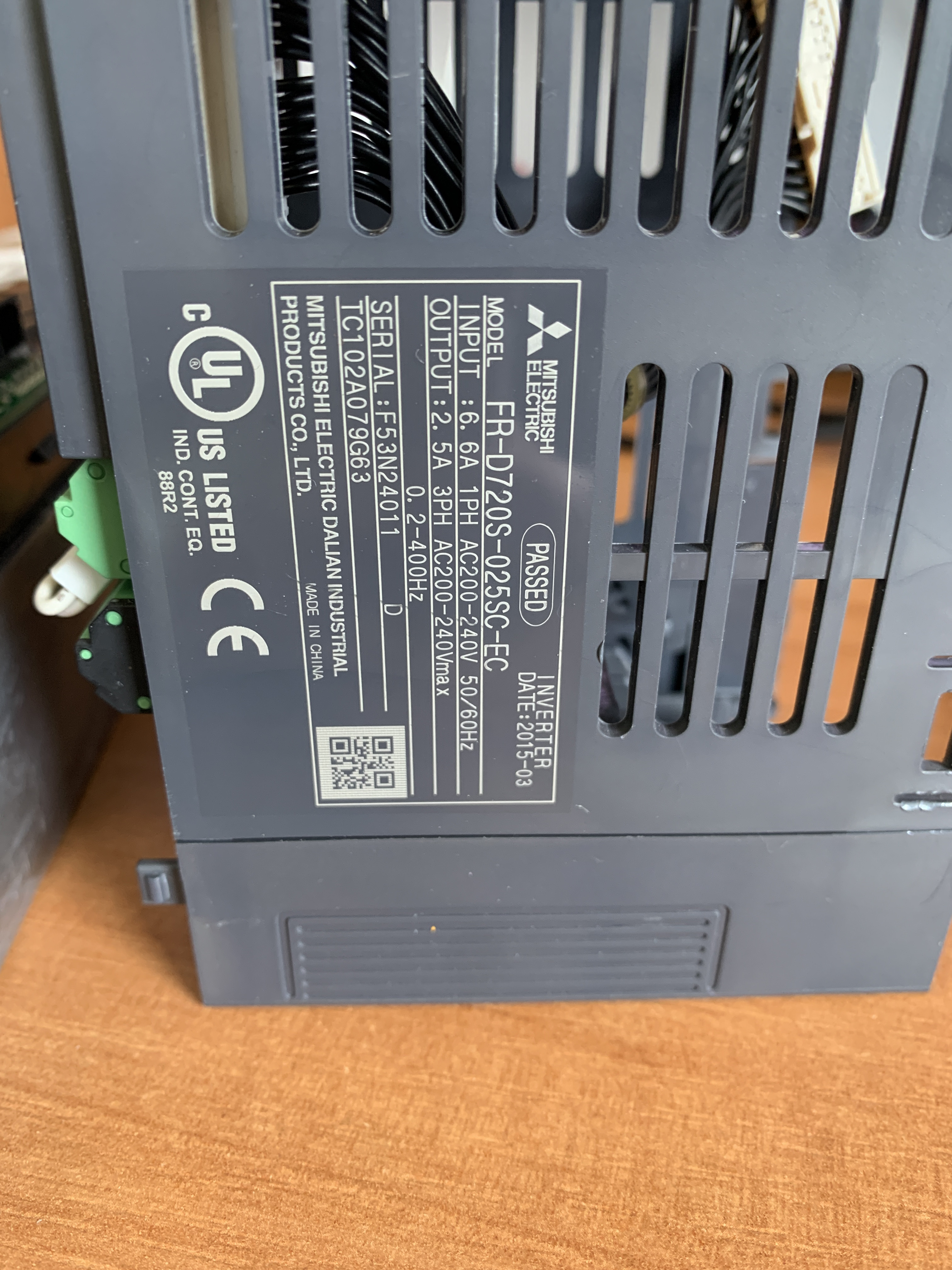 Falownik FR-D720S-025SC-EC potrzebuję zdjęcia kabelka łączącego MB z panelem