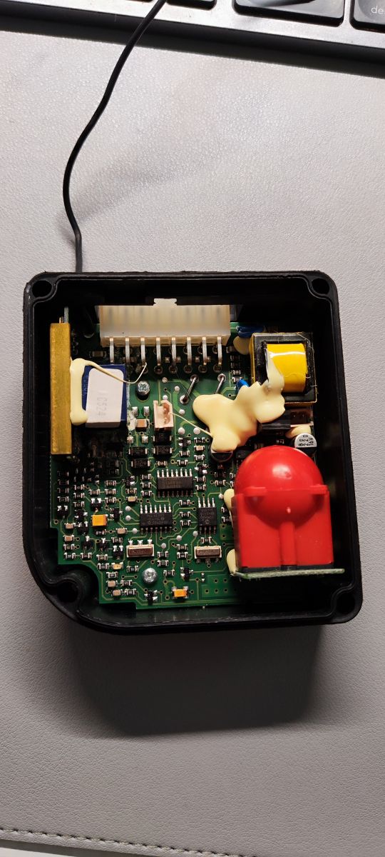 Alarm motocyklowy Cobra 8712 - wyciek z kondensatora, czy możliwa naprawa?